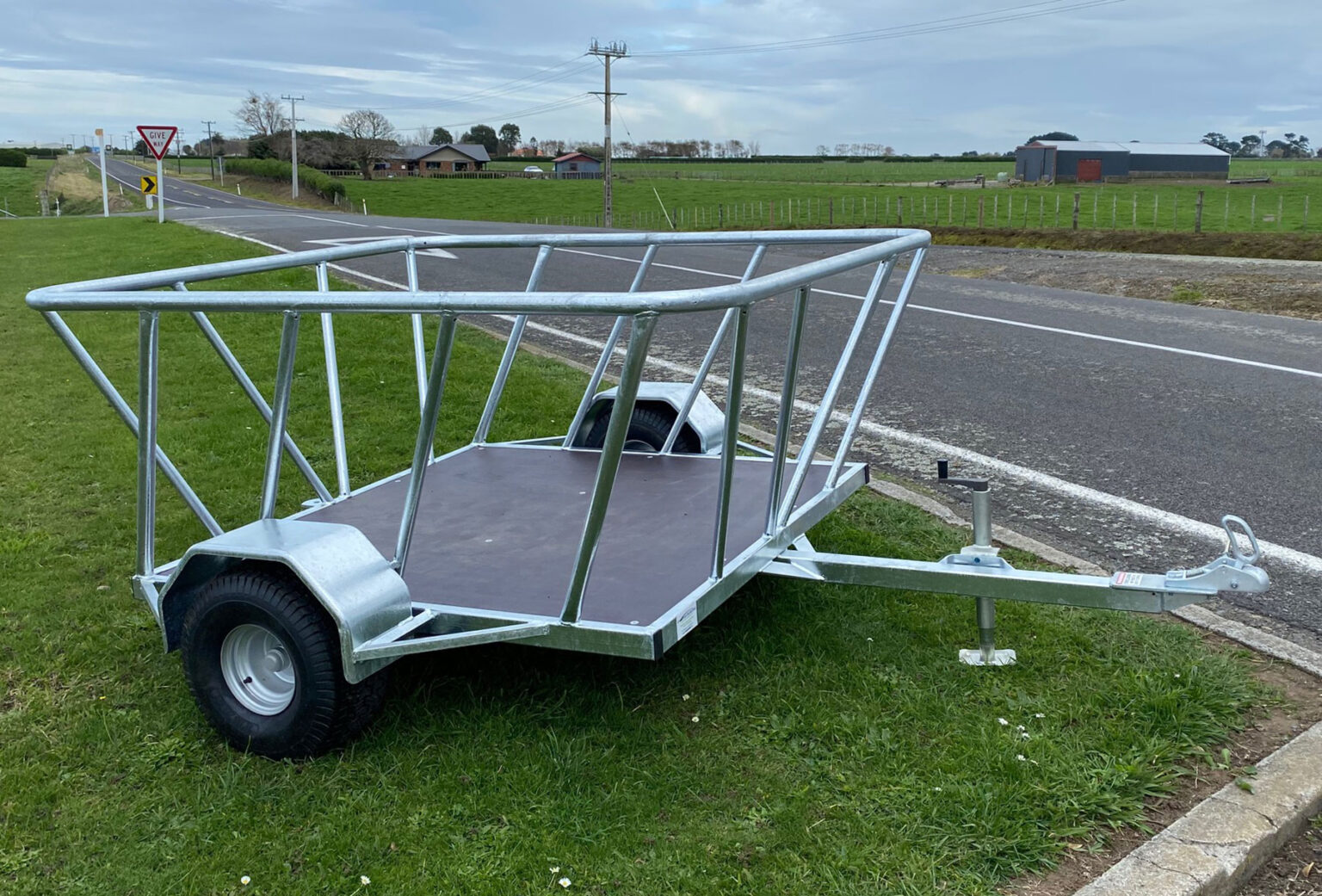 Mobile Hayrack livestock hay feeder - troughMOBILE